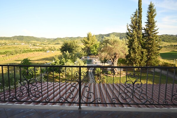 Neo Classic Villa: Garden, Playground & Biodesign Pool - Tirana