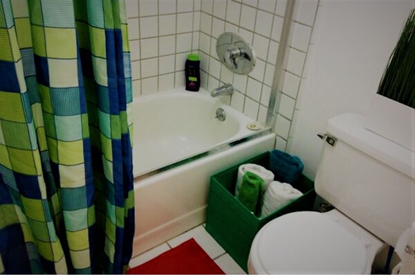 Clean And Comfortable Master Suite - Santa Clarita, CA