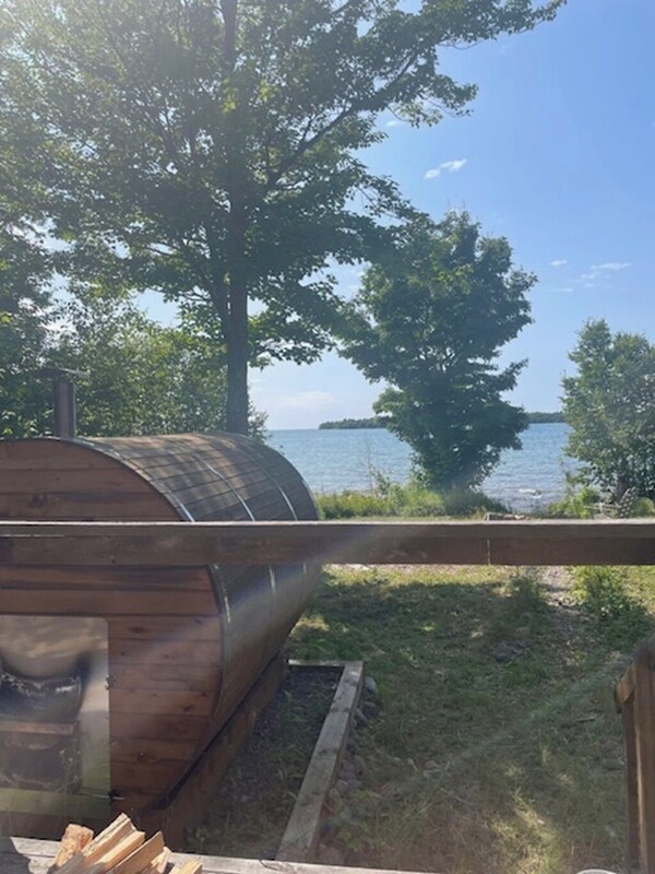 Lake Superior Waterfront Cottage ! 2bd + Loft - Ontario