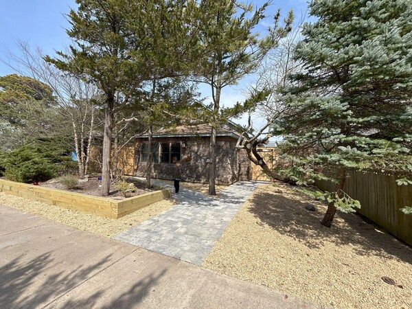 5 Houses From The Beach, And 5 Minutes From Town -- Ocean Beach 3-br Hideaway - Oakdale, NY