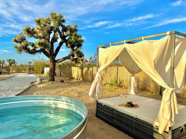 100-inch Movie Theater + Hot Tub + Cowboy Pool - Yucca Valley, CA