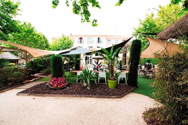 Relax In Style: Hotel With Private Parking | Near Musée Frédéric Dumas - Bandol