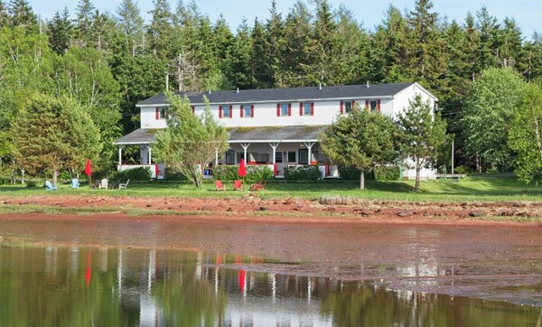 Pei Waterside Apt. #3, Quiet Waterfront Apt., Beach, Scenic View, Great Sunsets - Prince Edward Island