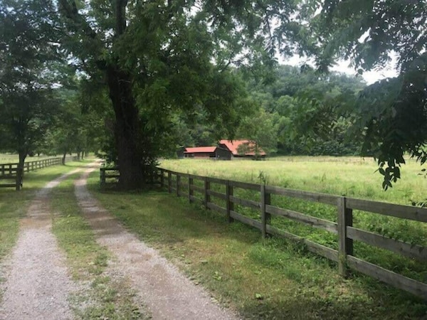 Fork Inn's Southern Hospitality Ranch,rm#2 Hot Tub - Franklin, TN