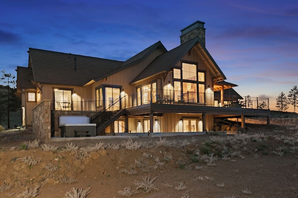 Gorgeous, Private 6,000+ Sq Ft Sisters Lodge Has Three Suites, Views, Hot Tub! - Sisters, OR