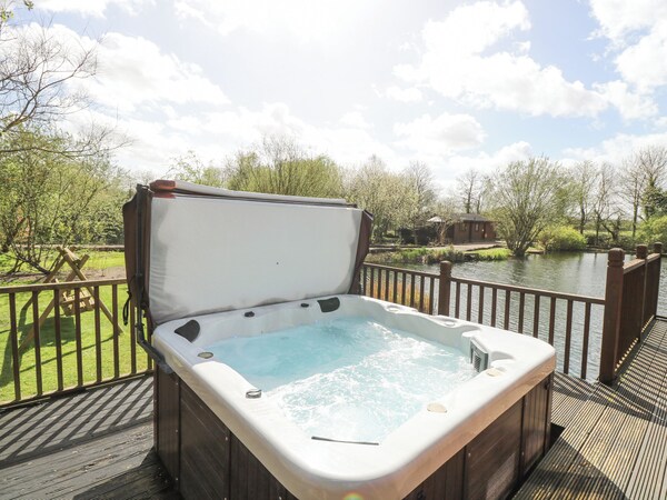 Wagtail Lodge, With Hot Tub In Badwell Ash - Suffolk