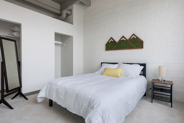 Industrial 1bd In Dt Cleveland - Cleveland, OH