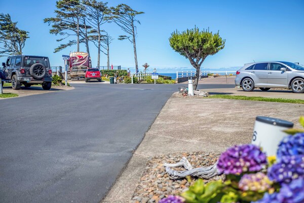 Dog Friendly, Available With 50amp, 30amp, Water And Sewer Hook Up's, Wifi - Newport, OR