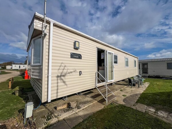 Great Caravan With Modern Furnishings At Dovercourt Holiday Park Ref 44007d - Harwich