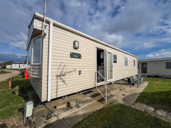 Great Caravan With Modern Furnishings At Dovercourt Holiday Park Ref 44007d - Harwich