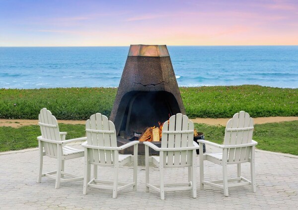 Standard King Room W/ Sofa Bed | Access To Pool, Outdoor Firepits | Free Parking - Hearst Castle, San Simeon