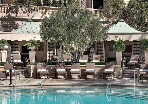 Near Popular Attractions, 2 Spacious Units, Pools, - 라스베이거스, NV