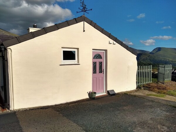 Fron Heulog Cottage, Romantic, Country Holiday Cottage In Deiniolen - 앵글시