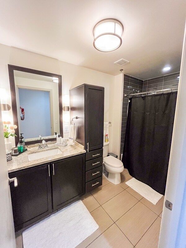 Cozy Retreat With Rooftop Pool, Parking, And Spacious Comfort - Dallas