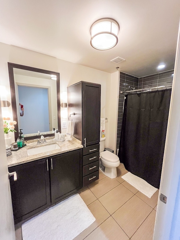 Cozy Retreat With Rooftop Pool, Parking, And Spacious Comfort - Dallas