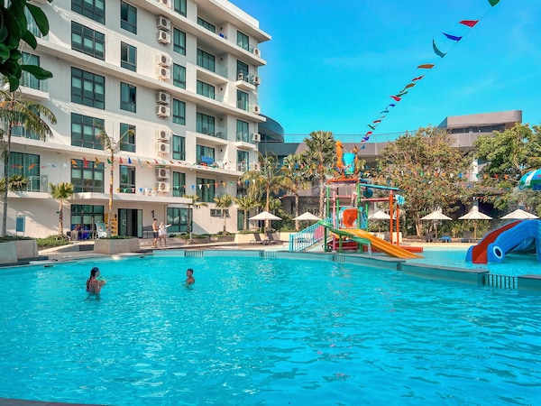 Corner 1 Bedroom Lux - Palm Tree Pool View - 
