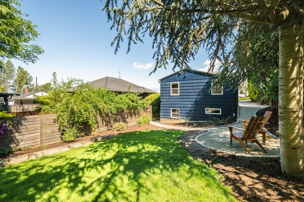 Family-friendly 2 Bed Home With Yard In West Seattle - Delridge - Seattle
