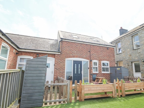 Pine Cottage, Pet Friendly, Country Holiday Cottage In Dinas Dinlle - Llŷn Peninsula
