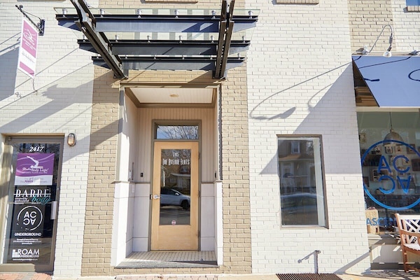 Kasa Del Ray | Walkable Potomac Neighborhood, Full Studio | Alexandria - Alexandria, VA