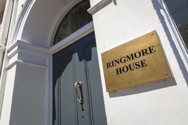 Iconic Landmark Historic Building In Central Salcombe With Views Over Estuary - Kingsbridge