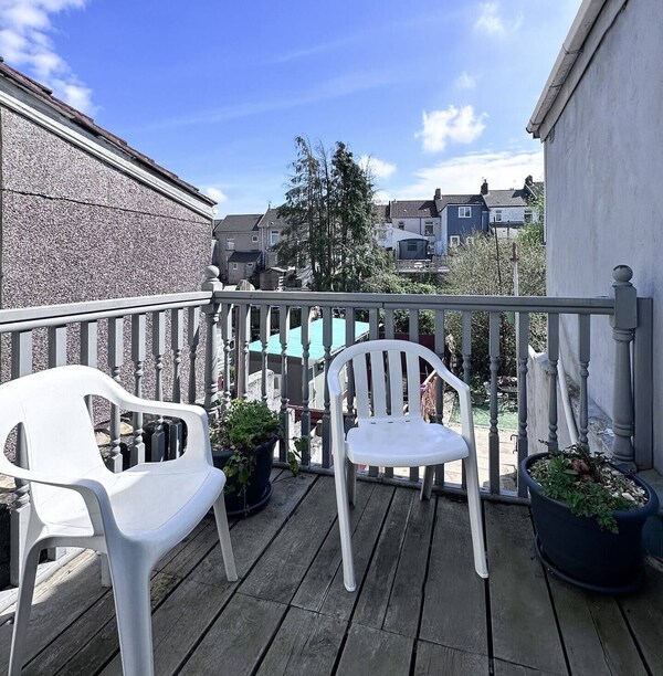 Chic Charming Classic 3bed W/ Ensuite - Pontypridd - South Wales
