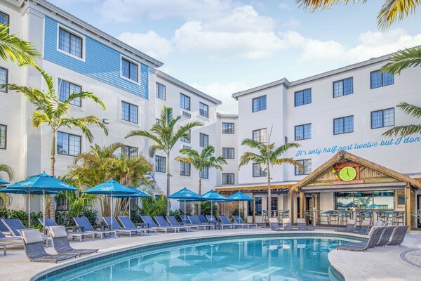 Romantic Couple Stay | Near Pristine Beaches | Outdoor Pool & Free Parking - Naples, FL