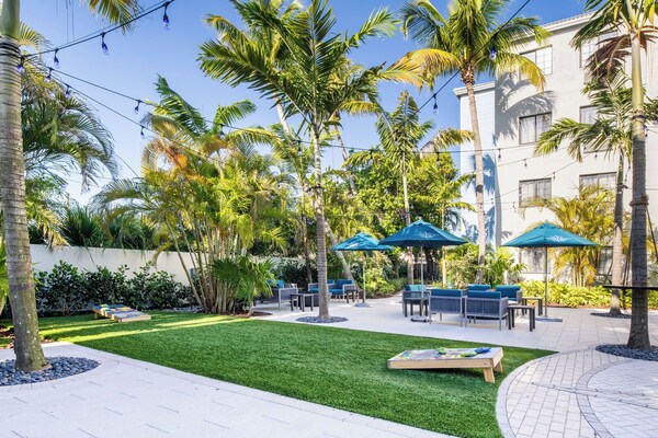 Close To Beaches W/ Breathtaking Sunsets | Perfect For Couple | Outdoor Pool - Naples, FL