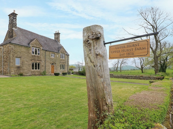 Upper Hurst Farmhouse, Family Friendly, With Hot Tub In Hartington - Derbyshire