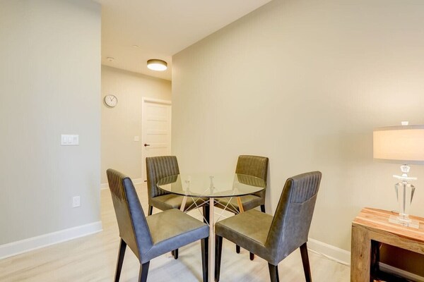 Stylish 2br Apt W/ Cinema, Gym, & Skyline Views! - Gatineau