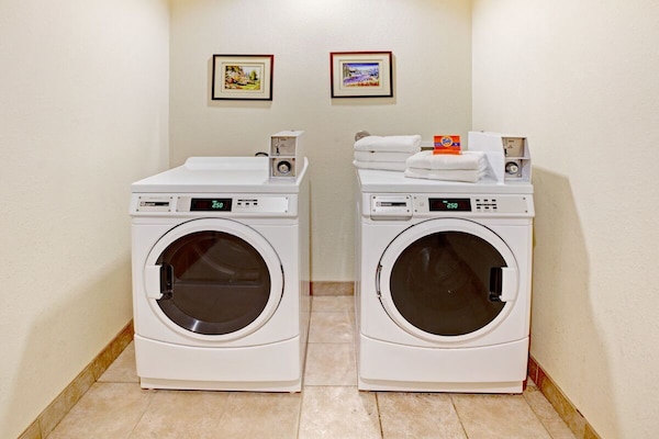 King Bed Room, Scottish Suites La Porte, Guest Laundry, Free On-site Parking - Baytown, TX