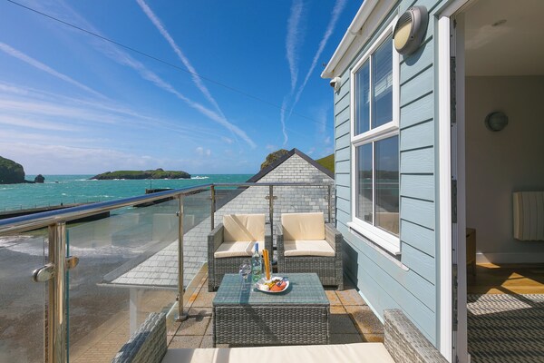 Demelza, Pet Friendly, Luxury Holiday Cottage, With Pool In Mullion - Porthleven