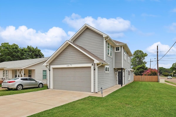 4br 2.5 Bath Home In The Heart Of Cowboy Nation! - Arlington, TX