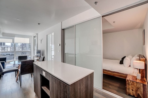 Downtown 2br Gem With Balcony And Skyline Views - Gatineau