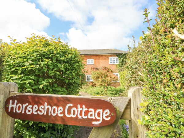 Horseshoe Cottage, Pet Friendly, With Open Fire In West Tytherley - Hampshire