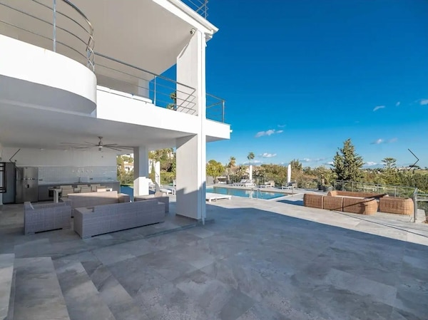 Luxury Holiday Villa El Paraiso Alto, Benahavis, Marbella 10 Bedrooms - Benahavís