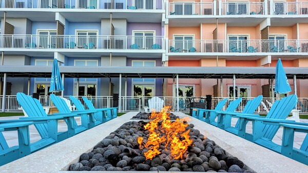 2 Oceanview Resort Stays W/ Live Entertainment & Bar - Parking - Fort Myers Beach, FL