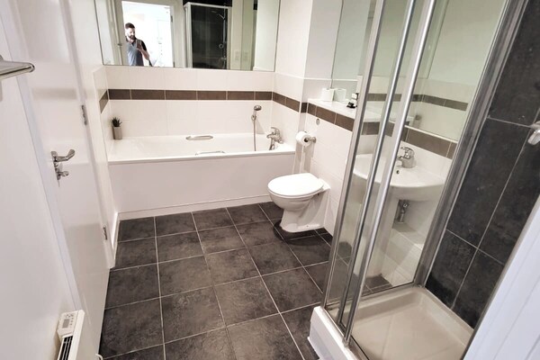 This Large 3br Is Located For Exploring Everything London Has To Offer! - Chelsea