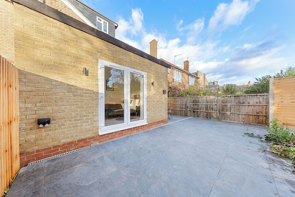 This Is A Large 4 Bed, 2.5 Bath Garden Apartment In A Buzzing Neighborhood! - Botany Bay - London
