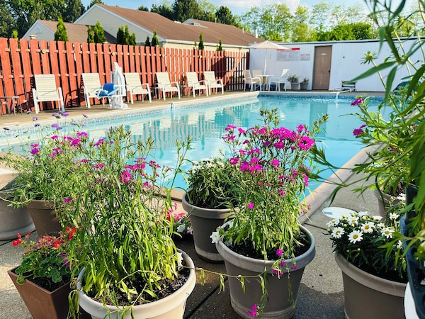 Hotel With Large Pool Near Cedar Point - Sandusky, OH