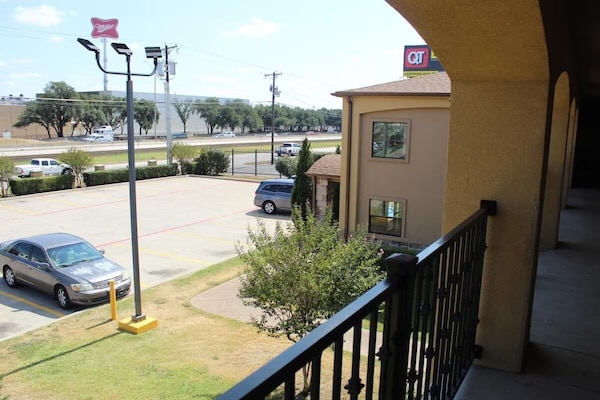 King Bed, Scottish Inns, Comfy Workspace, Free Parking, Close To Sundance Square - Burleson, TX