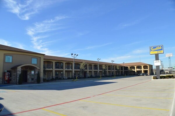 King Bed, Scottish Inns, Laundry Facility, Free Parking, Near Fort Worth Zoo - Burleson, TX
