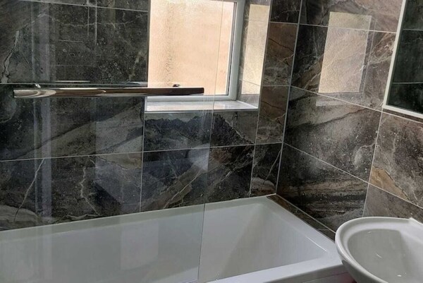 Remaj Service Accommodation 3 Bedrooms, 6 Beds Sleep 7 - Barking
