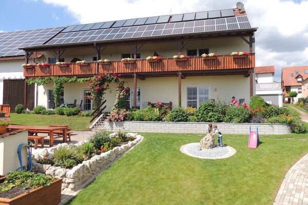 Gemütliche Ferienwohnung Mit Südbalkon Und Seeblick - Spalt