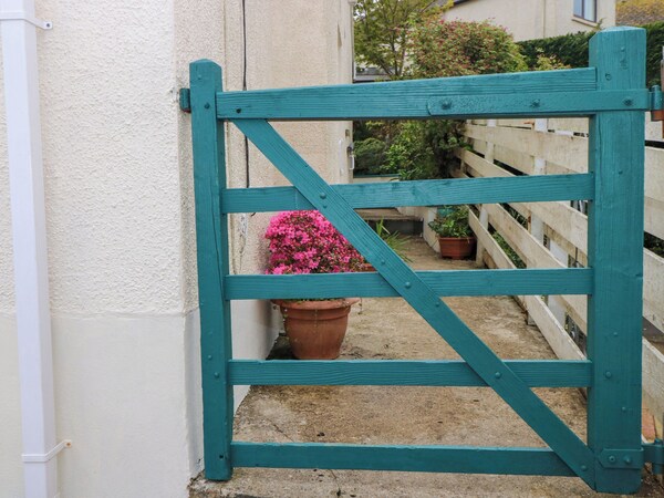 Harbour High Annex, Pet Friendly, With A Garden In Fishguard - Fishguard
