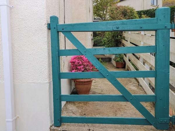 Harbour High Annex, Pet Friendly, With A Garden In Fishguard - Fishguard