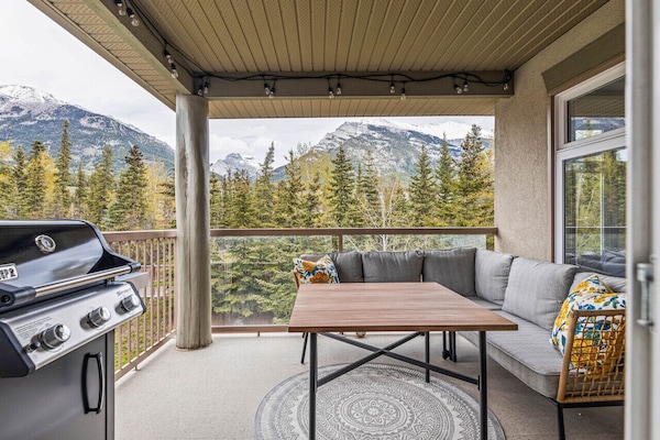 Upscale Modern Condo, Mountain Views/large Patio - キャンモア