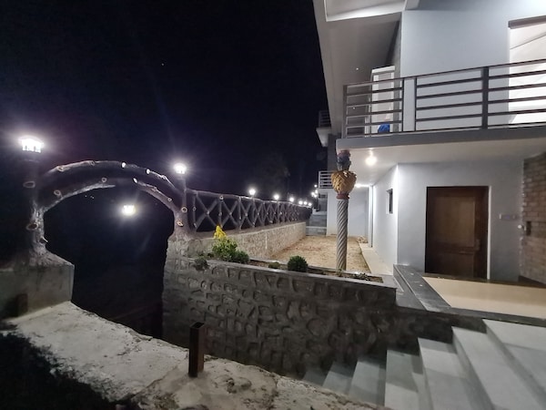 Rooms With Himalayan View At The Height Of 7050 Feet - Mukteshwar