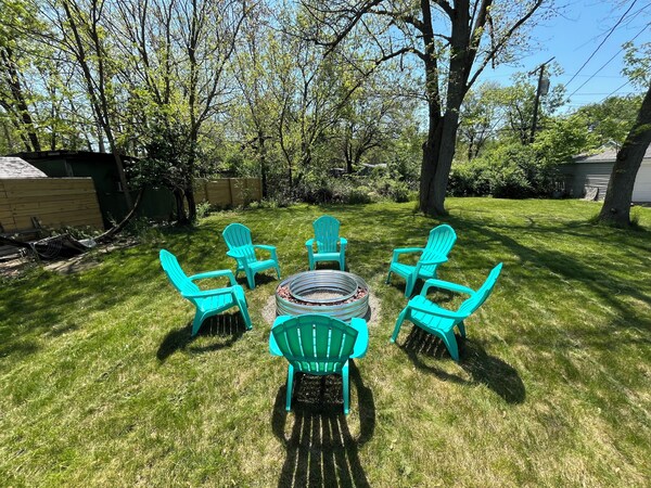 Mid Century Miller Beach House Near Indiana Dunes With Game Room And Fire Pit. - Gary, IN