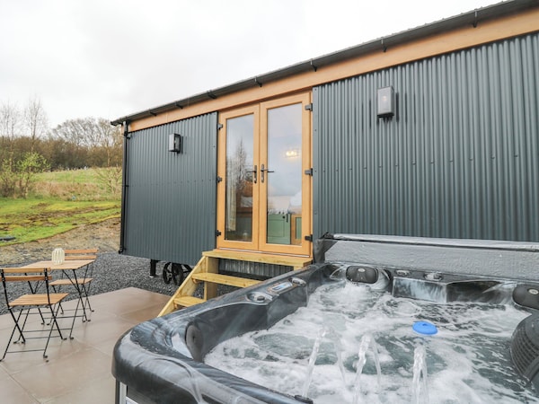 Dam View Shepherds Hut, Romantic, With Hot Tub In Rhayader - Rhayader