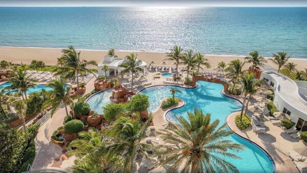 Deluxe Studio, Balcony Bay View, Amazing Pool - Sunny Isles Beach